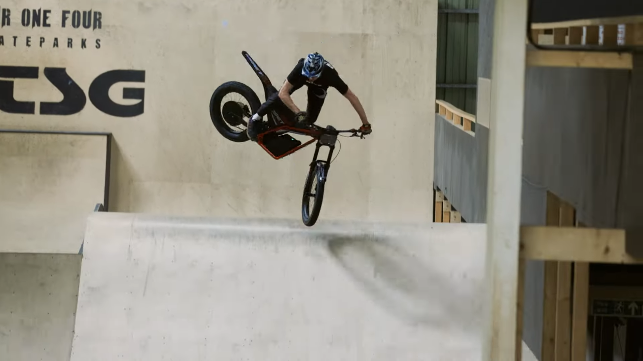 Triumph Oset Bikes TXP-20 / TXP-24：1600W馬達、4小時續航力、全可調氣壓懸吊的兒童電動越野車 ...